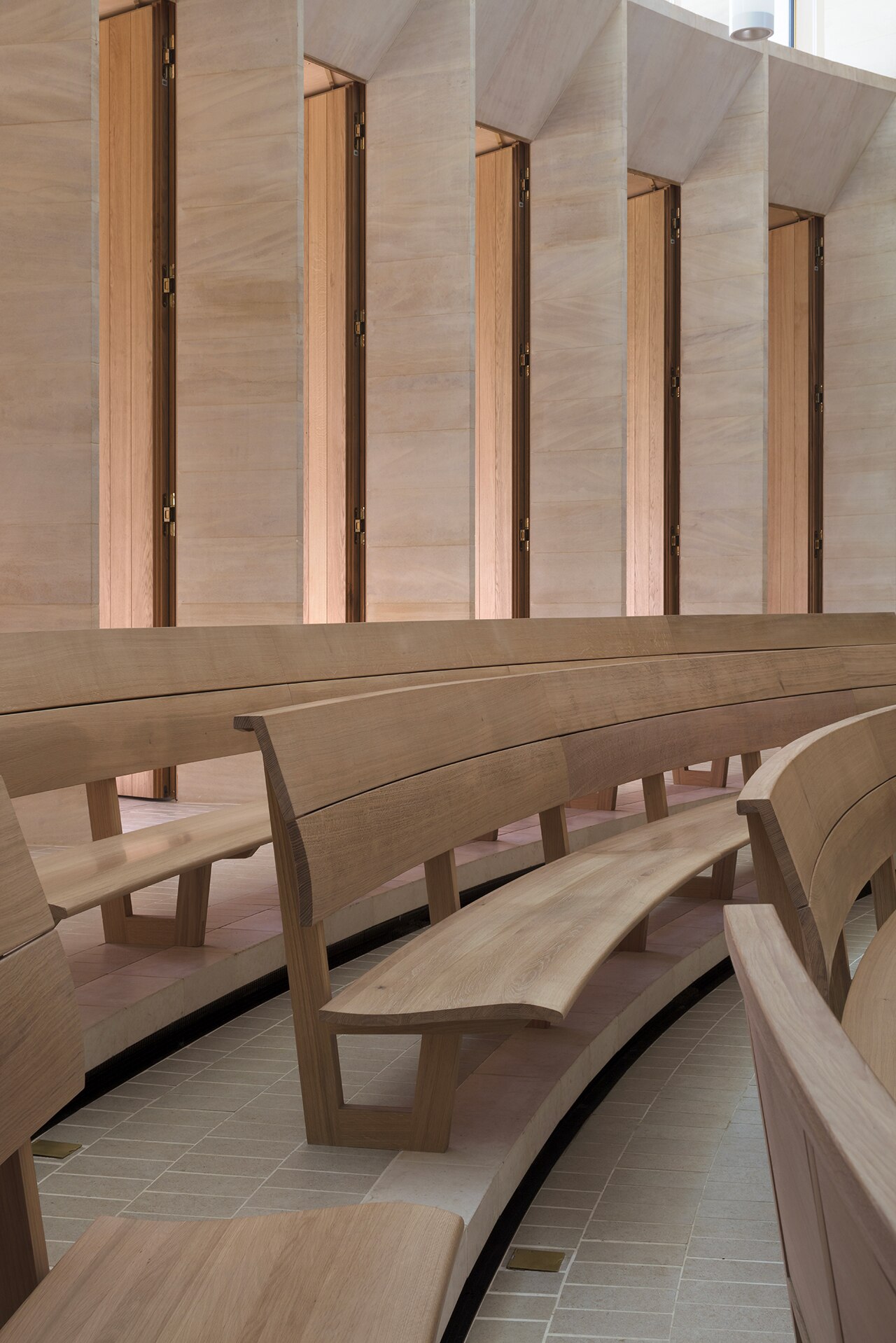 Oxford. Níall McLaughlin Architects designs a stone theater in a garden