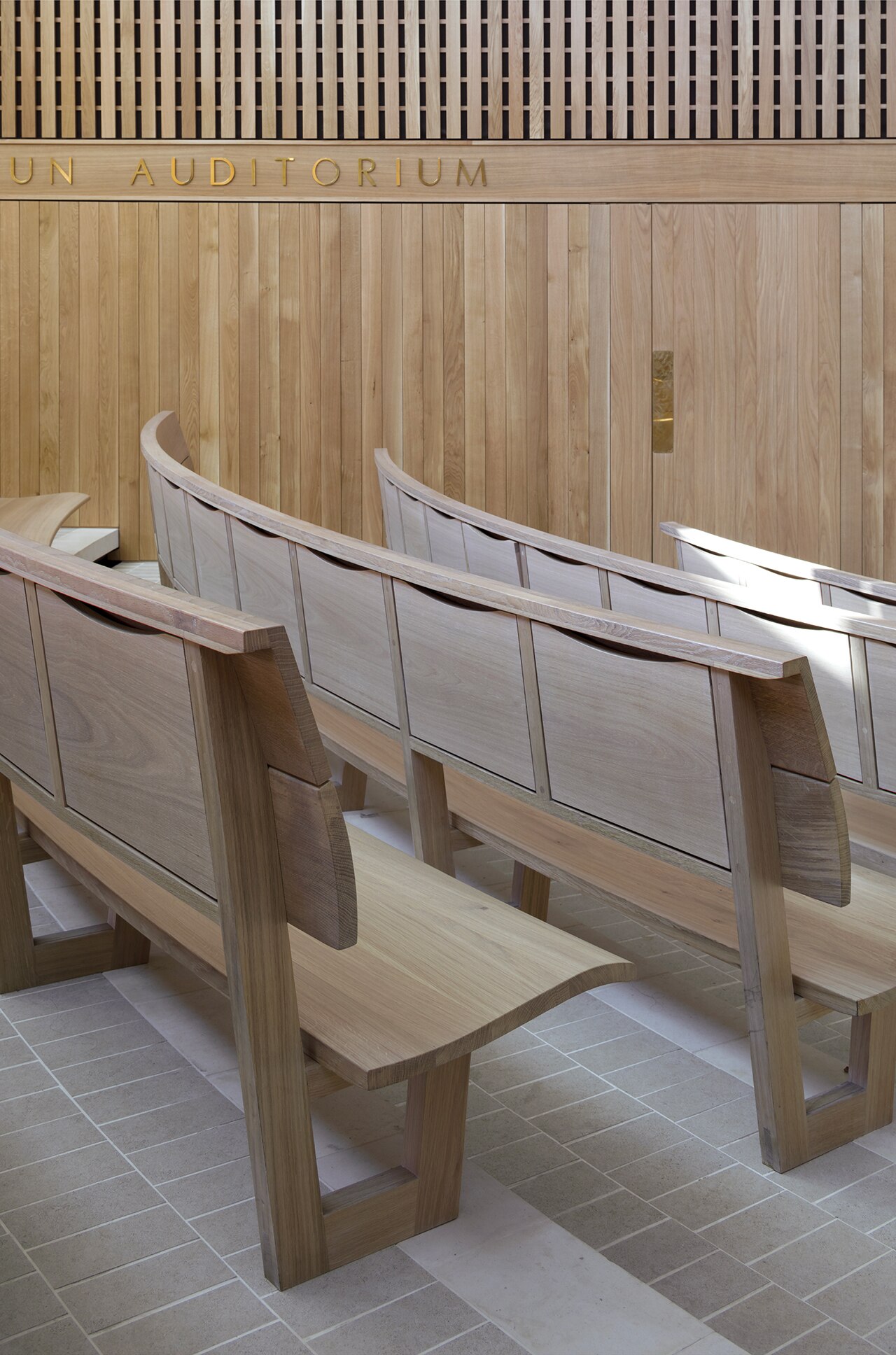Oxford. Níall McLaughlin Architects designs a stone theater in a garden