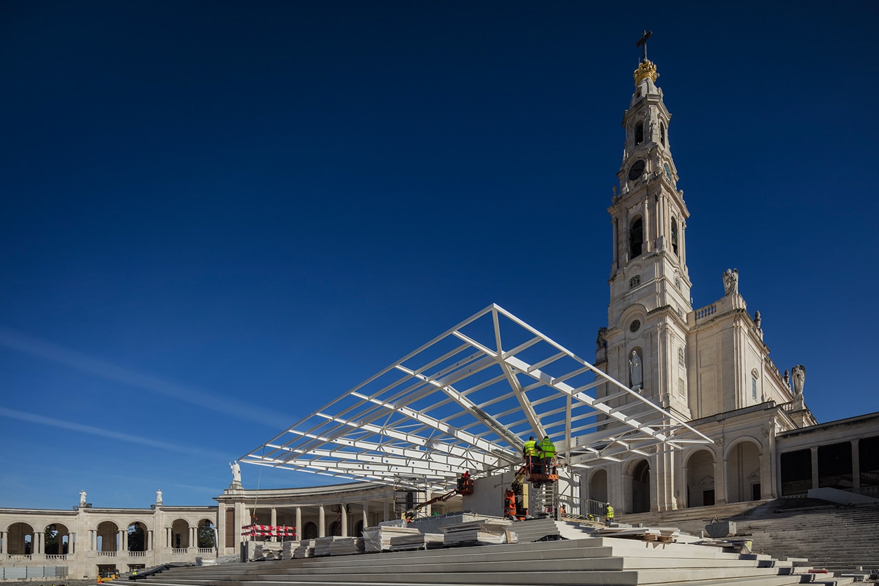 Outdoor altar in Fátima - Domus