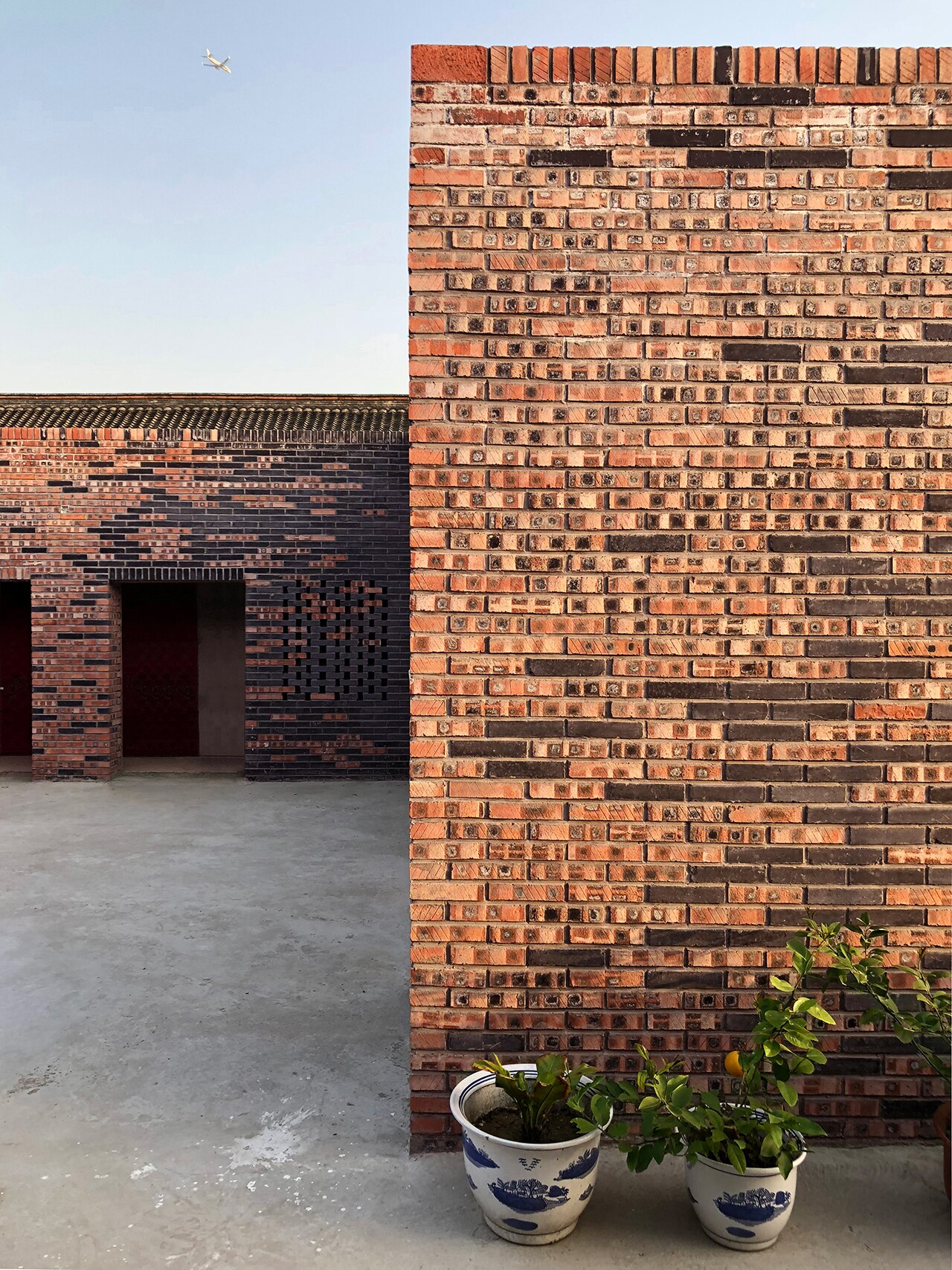 Beijing. A brick courtyard house between modernity and tradition - Domus