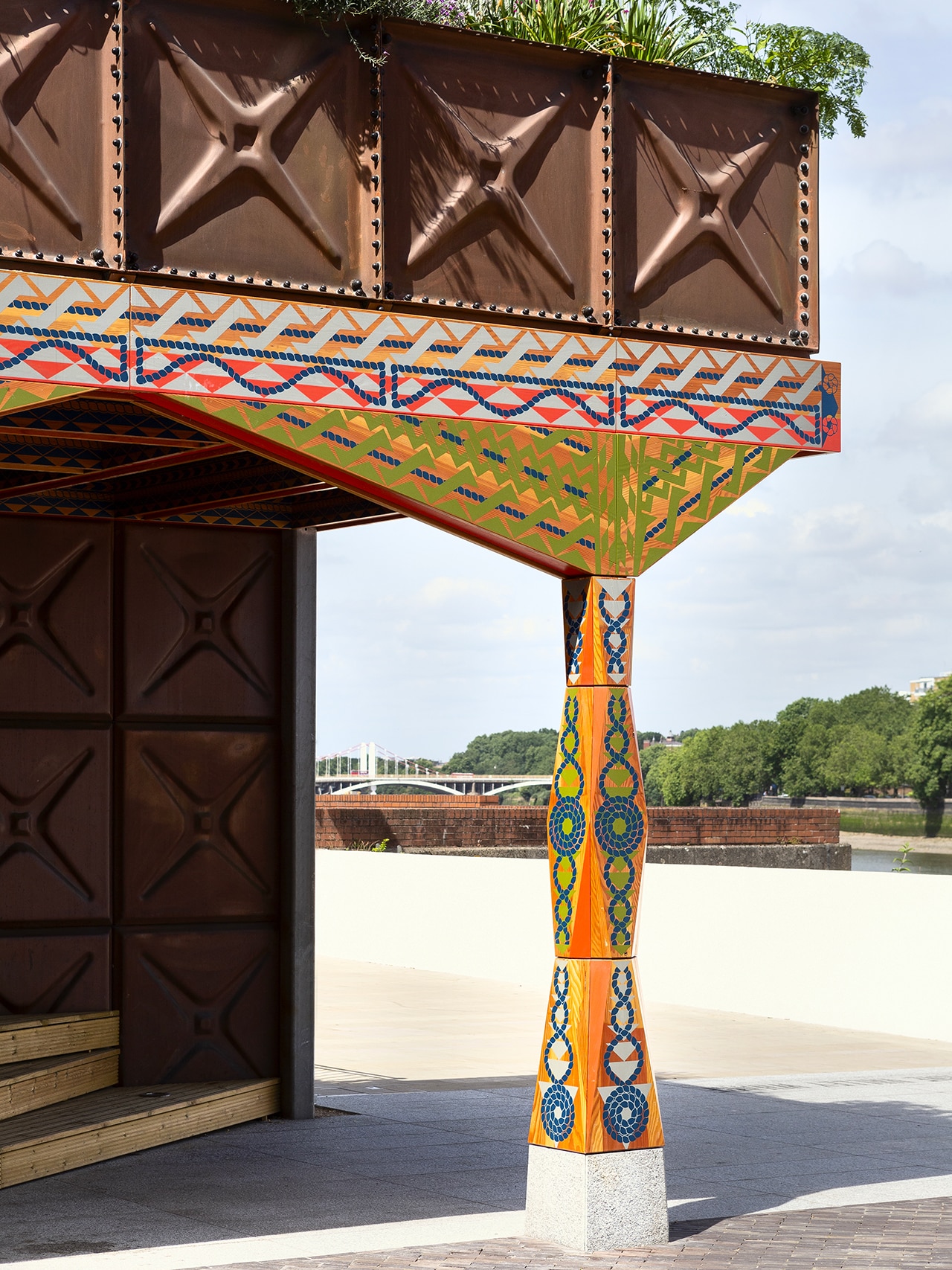 London. A colorful garden along the Thames - Domus