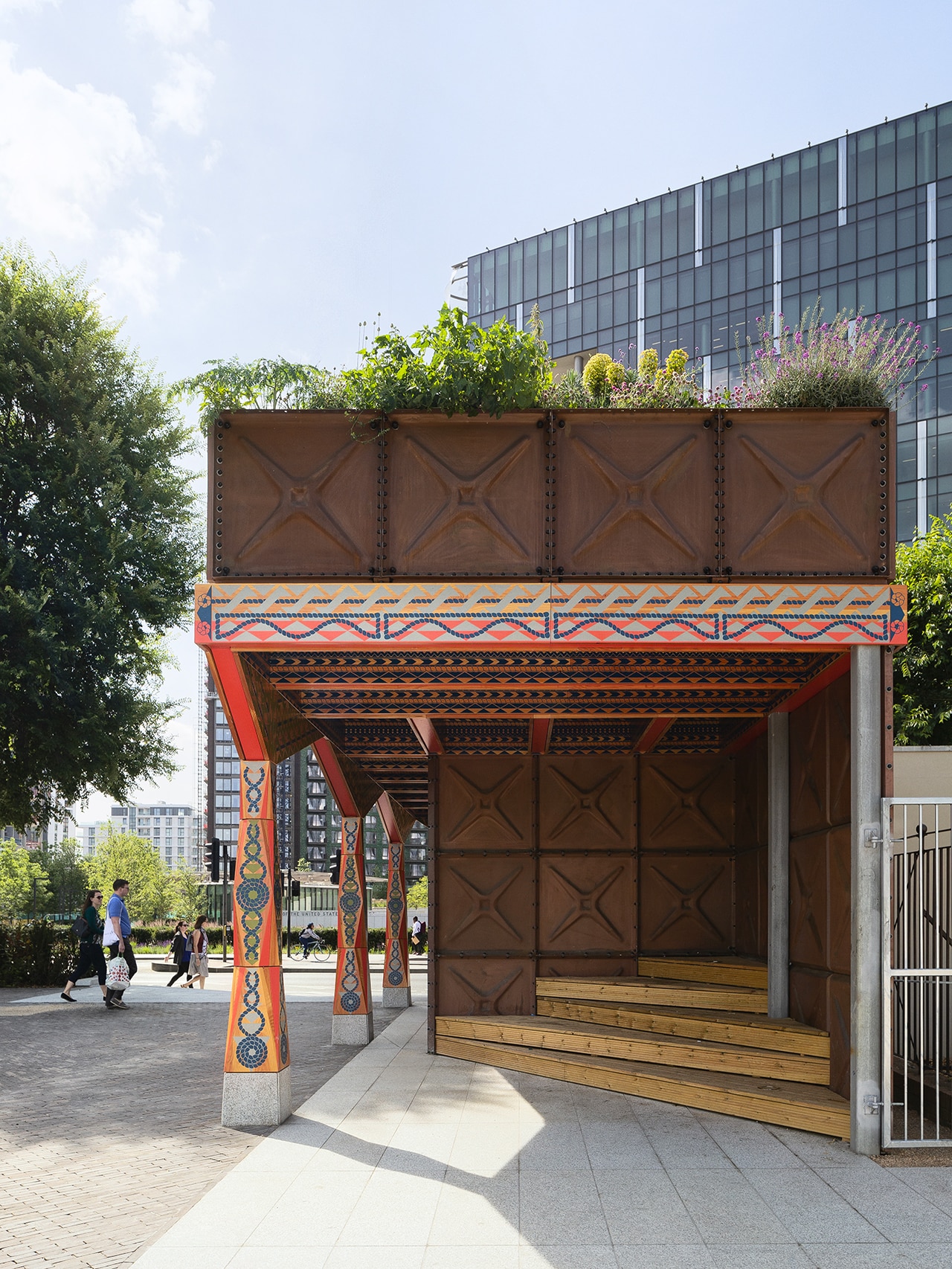 London. A colorful garden along the Thames - Domus