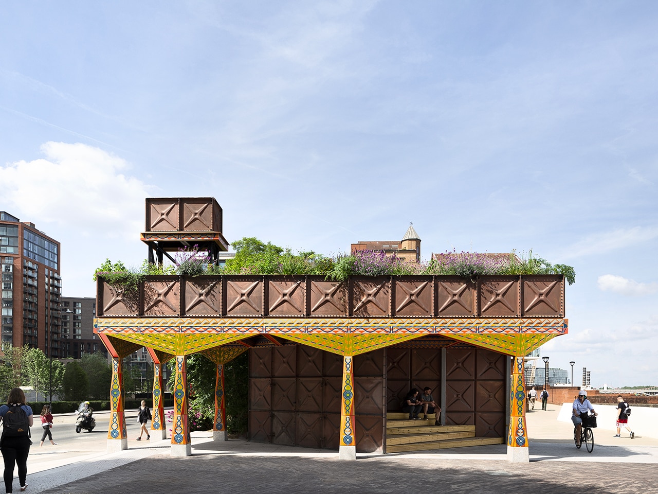 London. A colorful garden along the Thames - Domus