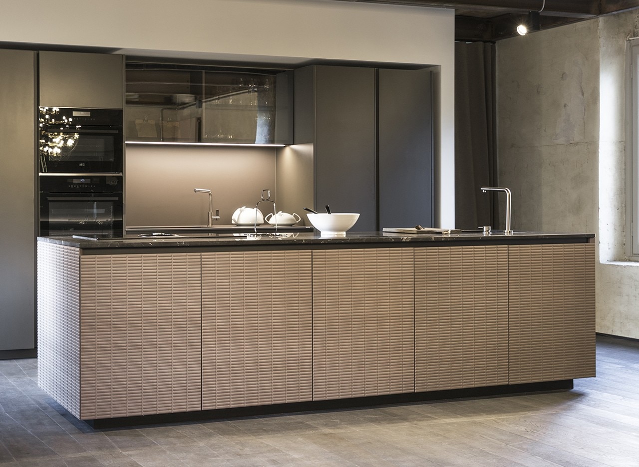 De Lucchi redesigns an Ernestomeda kitchen exclusively for Milan ...