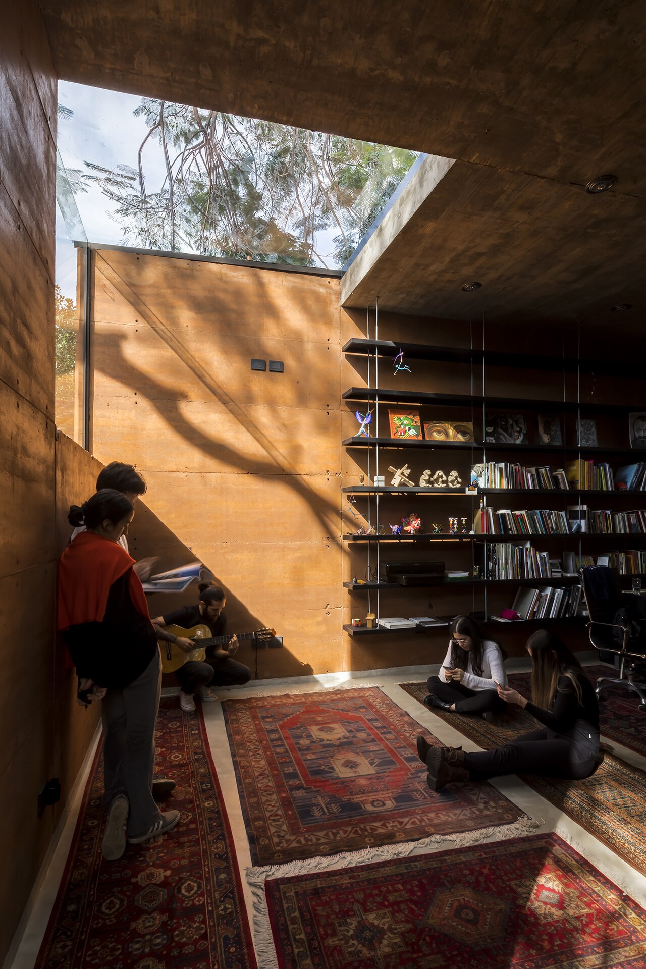 Asunción. Equipo de Arquitectura designs Earthbox, a rammed earth ...