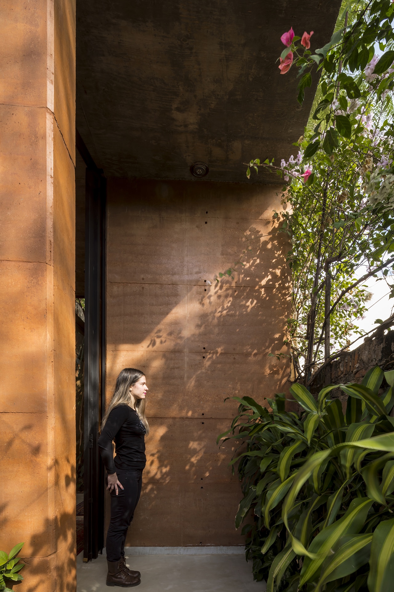 Asunción. Equipo de Arquitectura designs Earthbox, a rammed earth ...