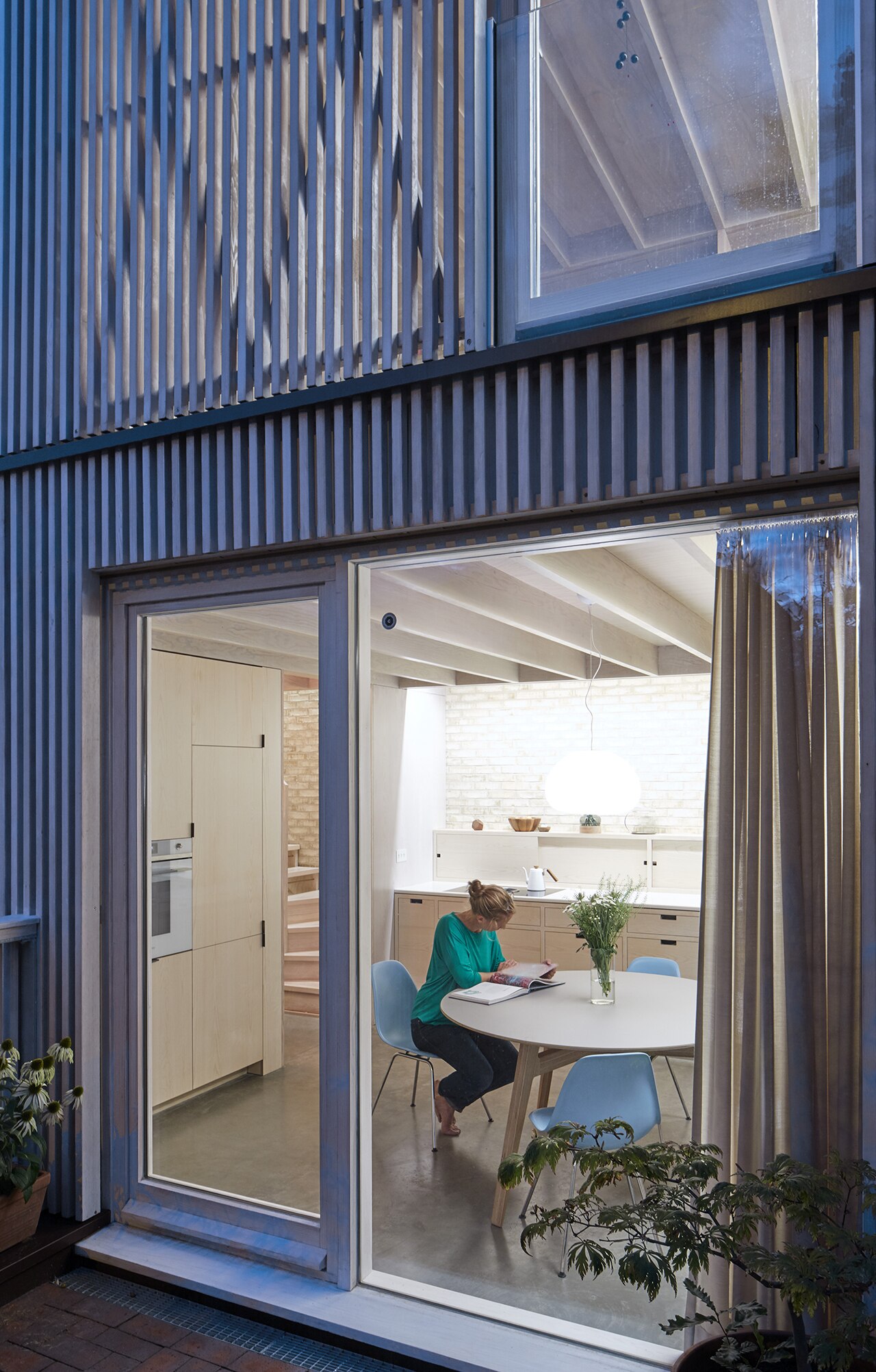 London. Tikari Works designs a contemporary house in a Victorian ...