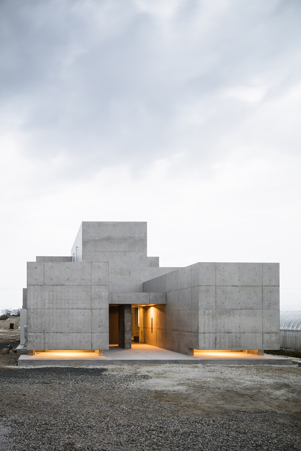 Fluid spaces and concrete patterns define a house in Shiga - Domus