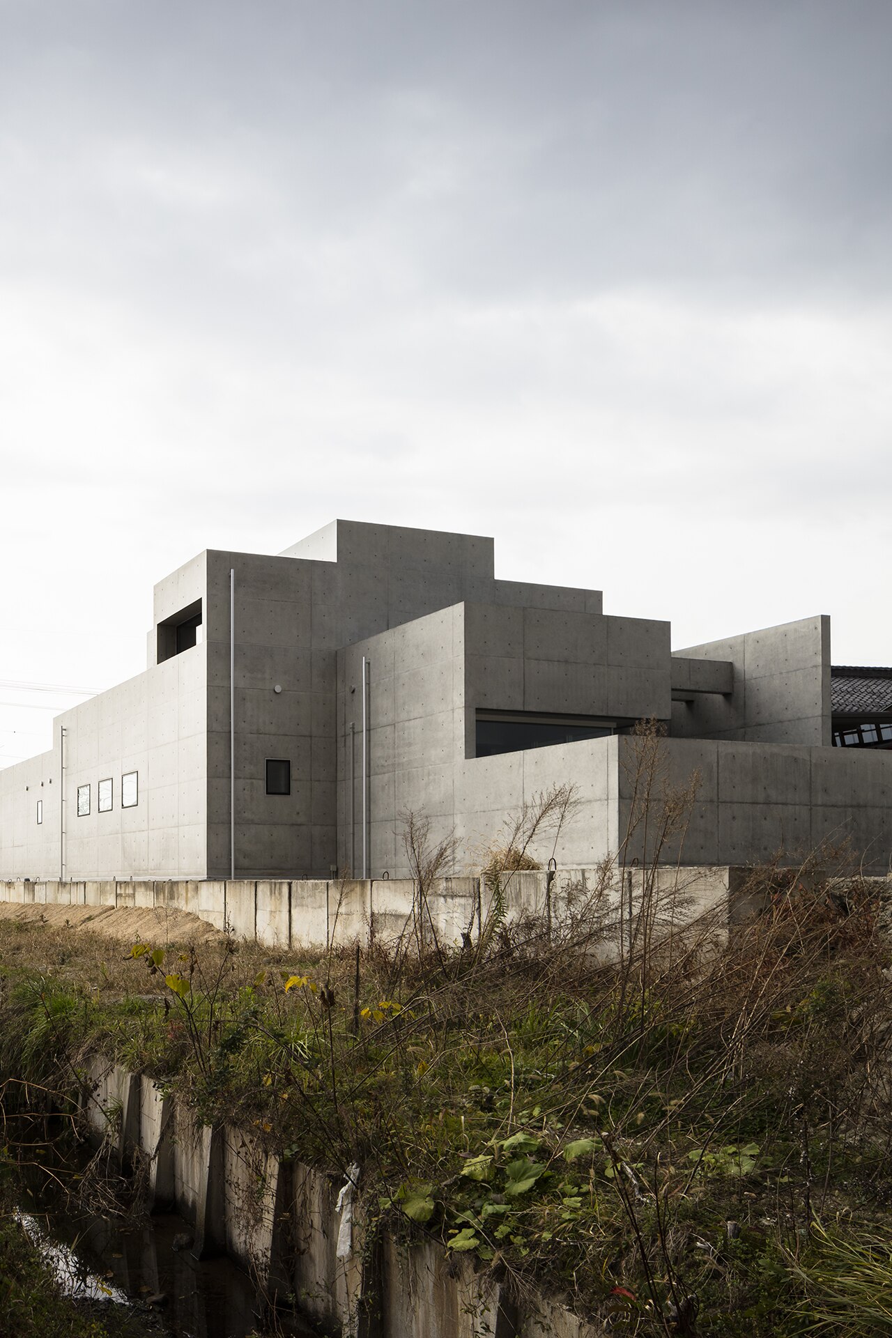 Fluid spaces and concrete patterns define a house in Shiga - Domus