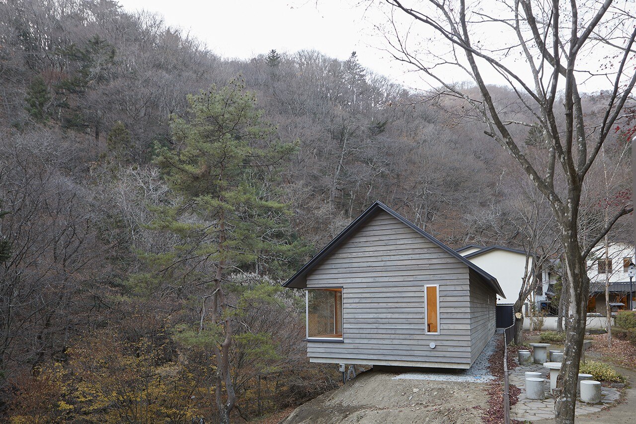 Simple and intimate Japanese house leans over wooded slope - Domus