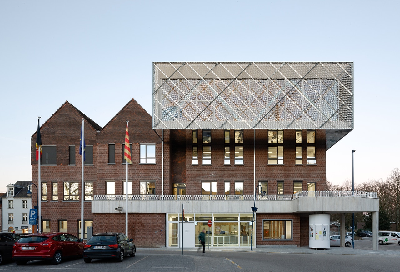 Mesh boxes remodel brick town hall in Belgium - Domus