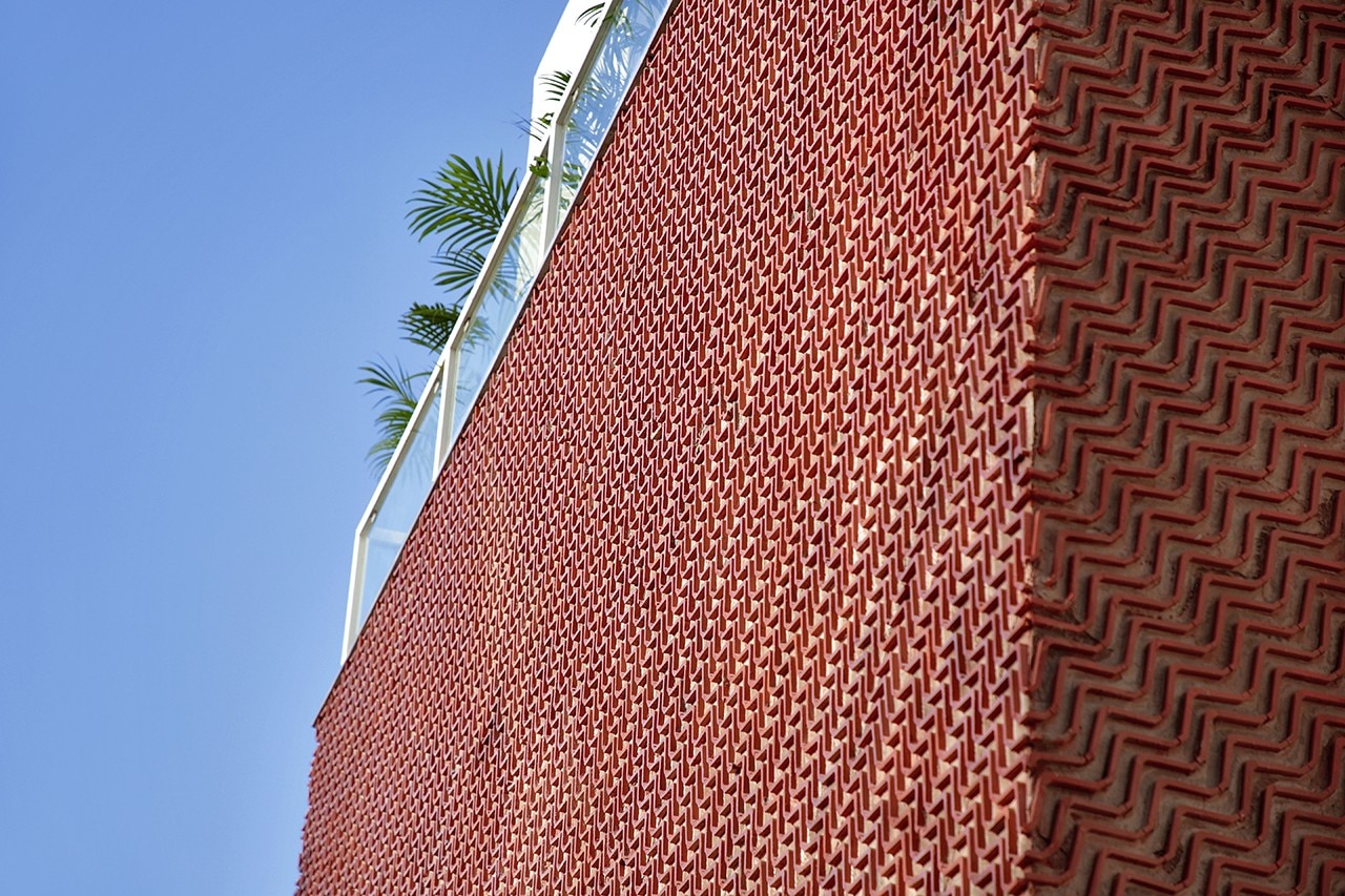 India house employs tiles in an alternative way to clad the facade - Domus
