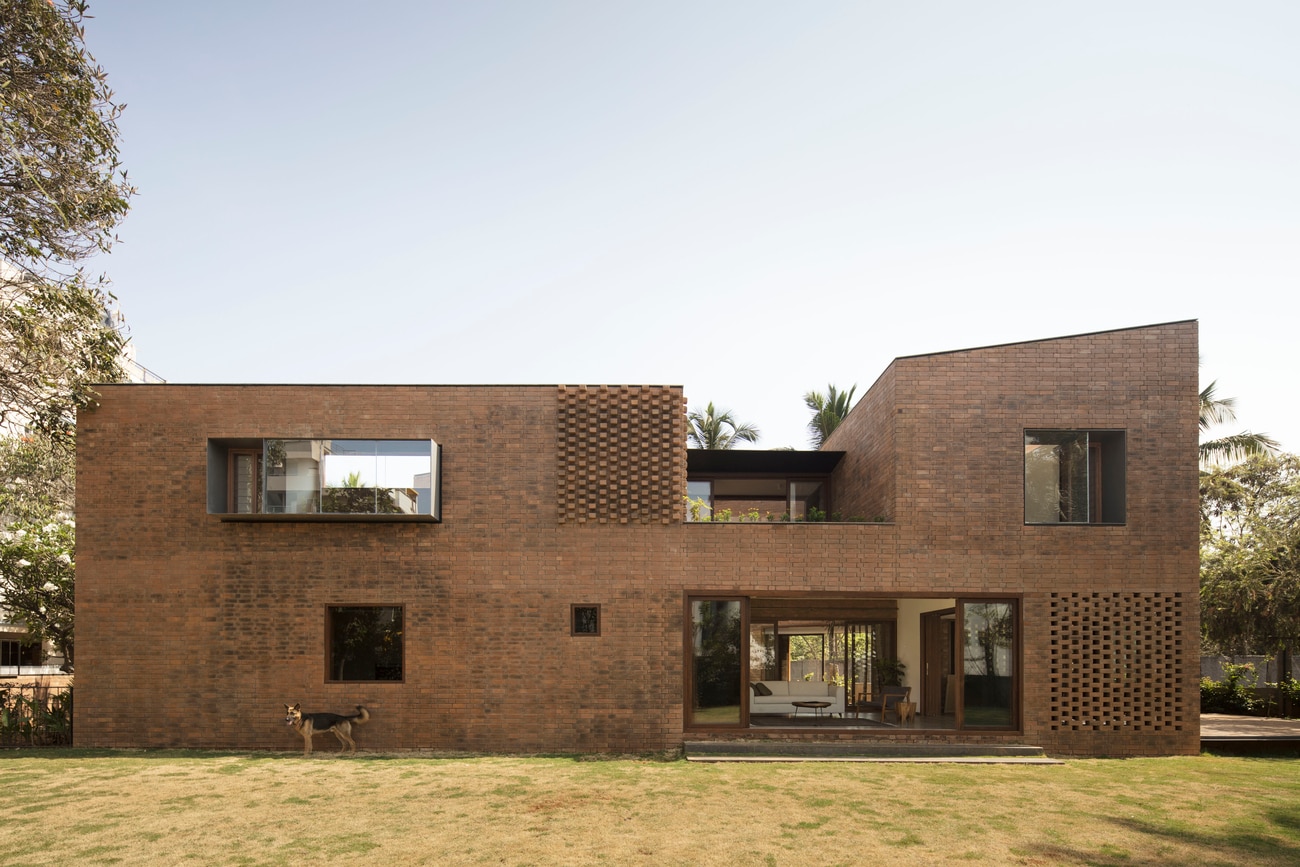 CollectiveProject designs a single-family brick house in the urban ...