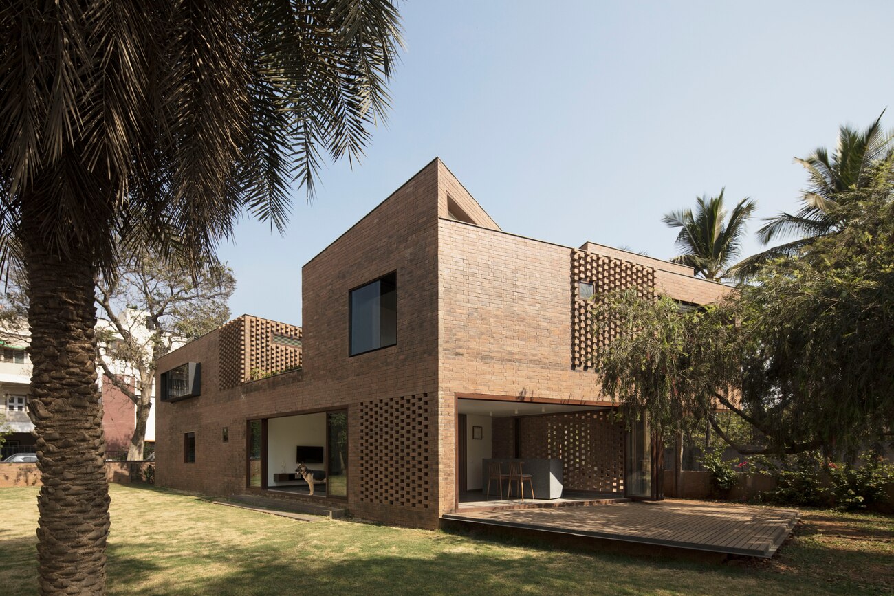 CollectiveProject designs a single-family brick house in the urban ...
