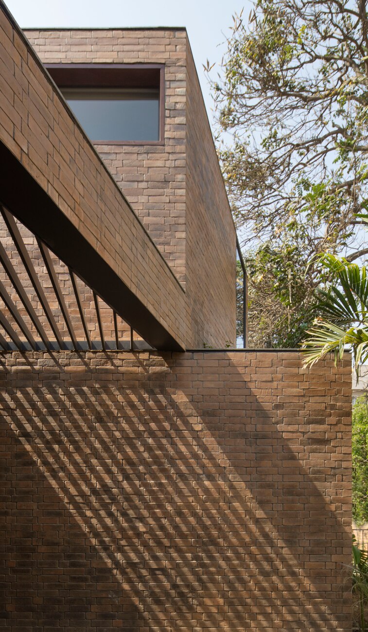 CollectiveProject designs a single-family brick house in the urban ...
