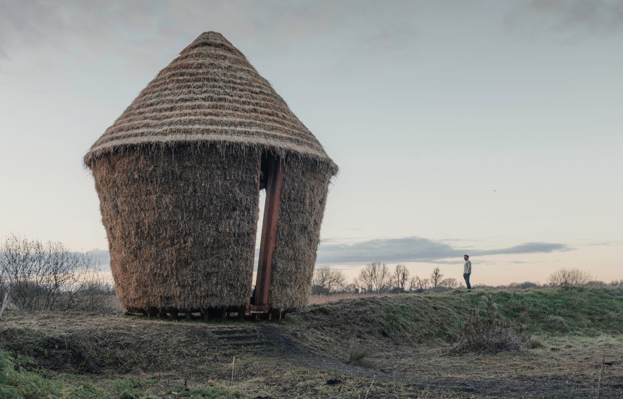 Un’enorme capanna di paglia per meditare nella campagna inglese - Domus