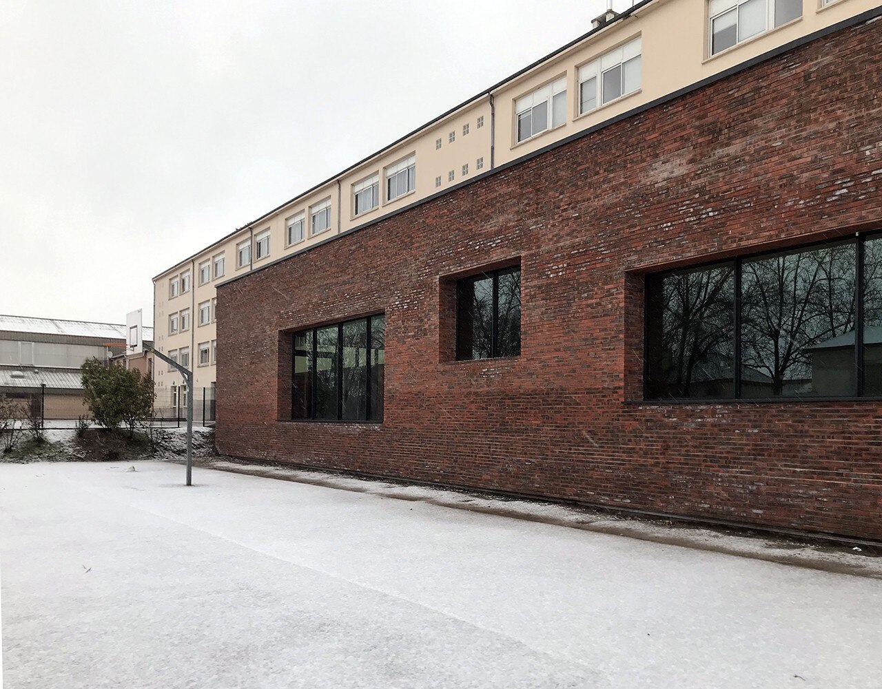 A simple brick wall changes the nature of a banal place - Domus