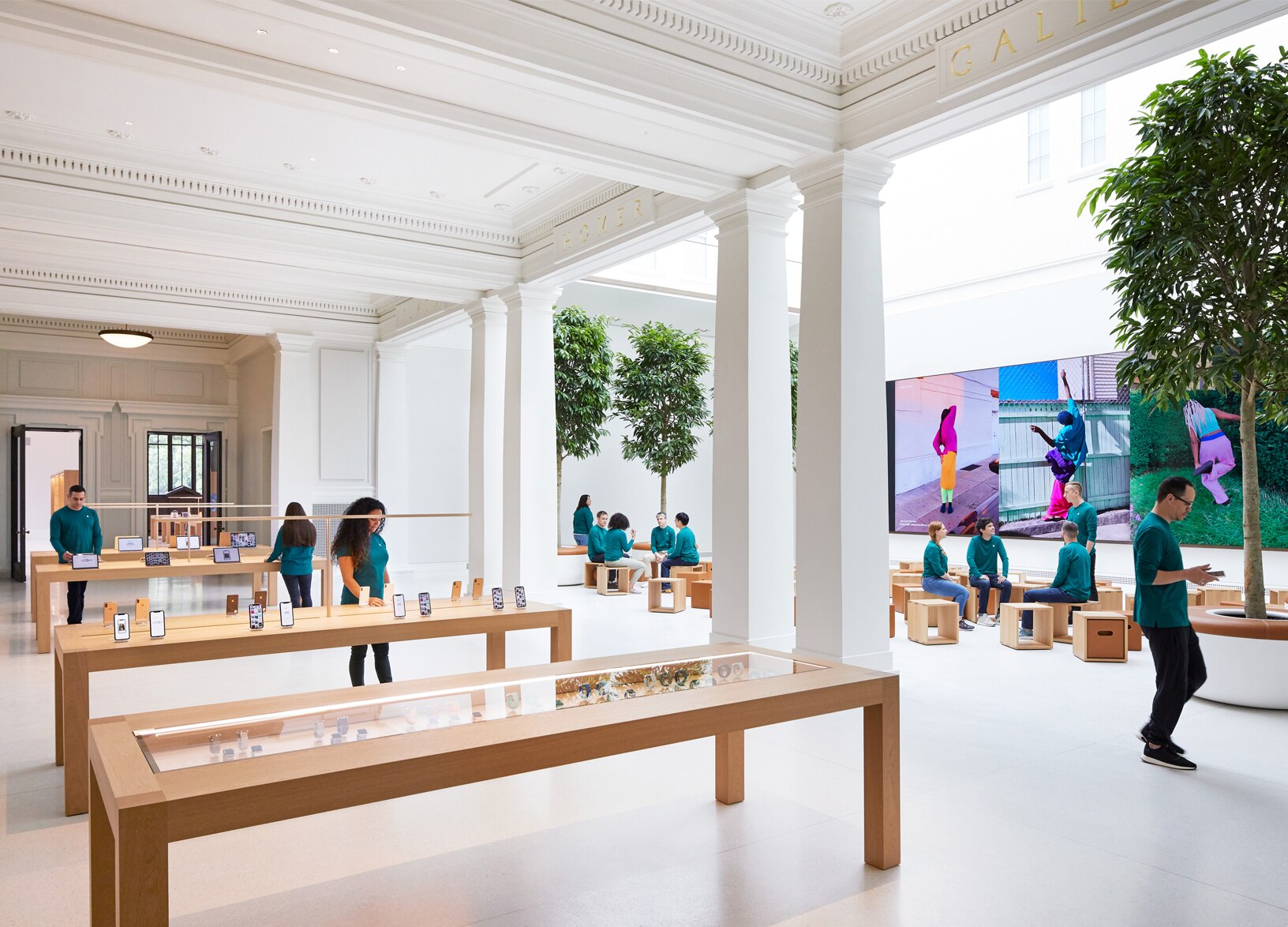 Apple Store Roma via del Corso: marble frames precious fragments of history