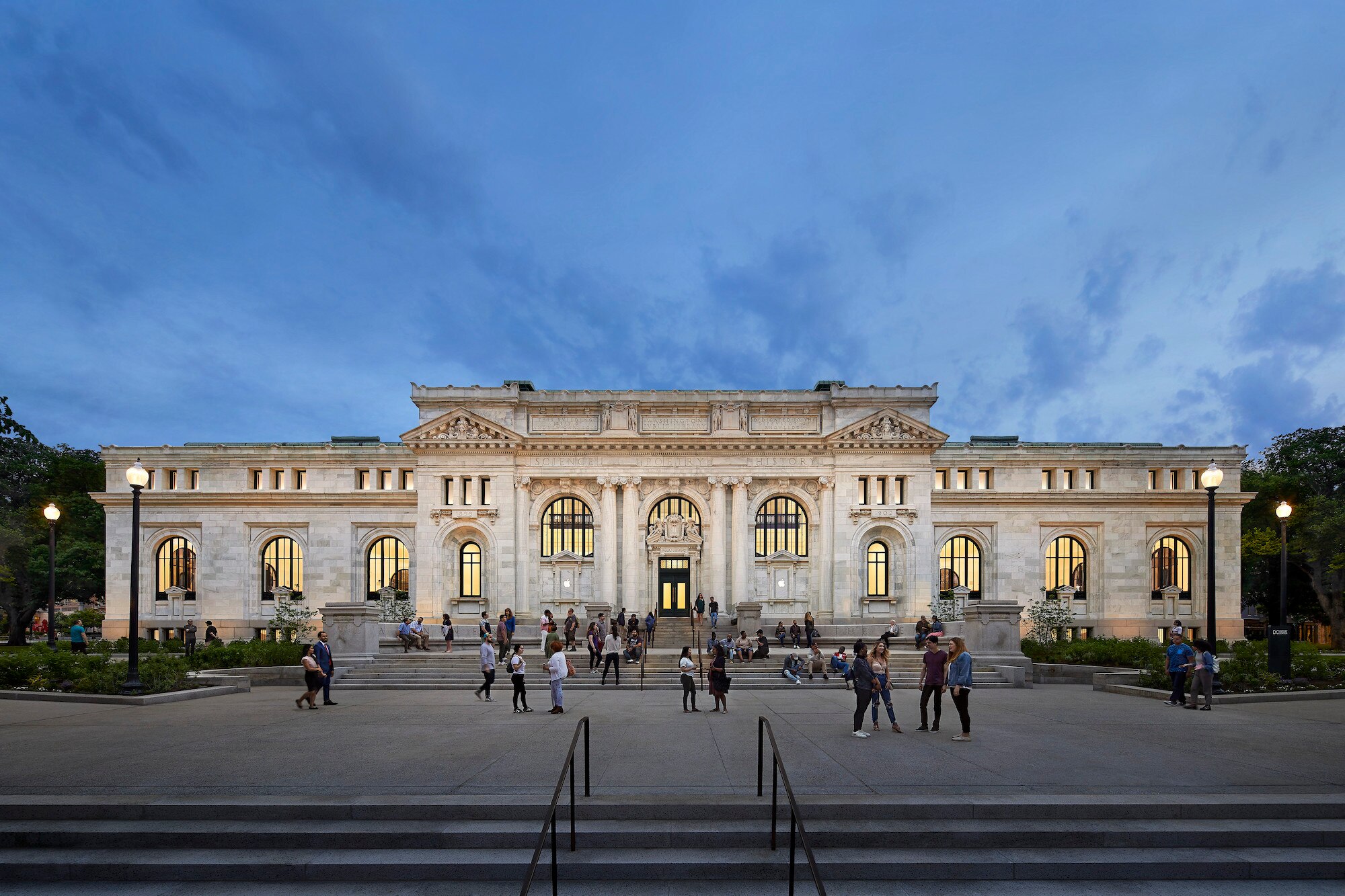 Apple Store Roma via del Corso: marble frames precious fragments of history
