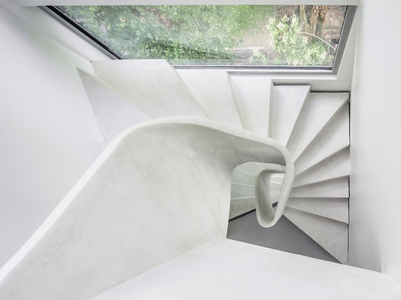 An angular house crossed by a ribbon staircase - Domus