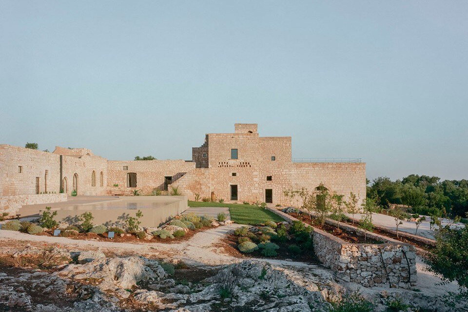 Una masseria rinnovata in Valle d'Itria dallo studio Valari ospita una ...