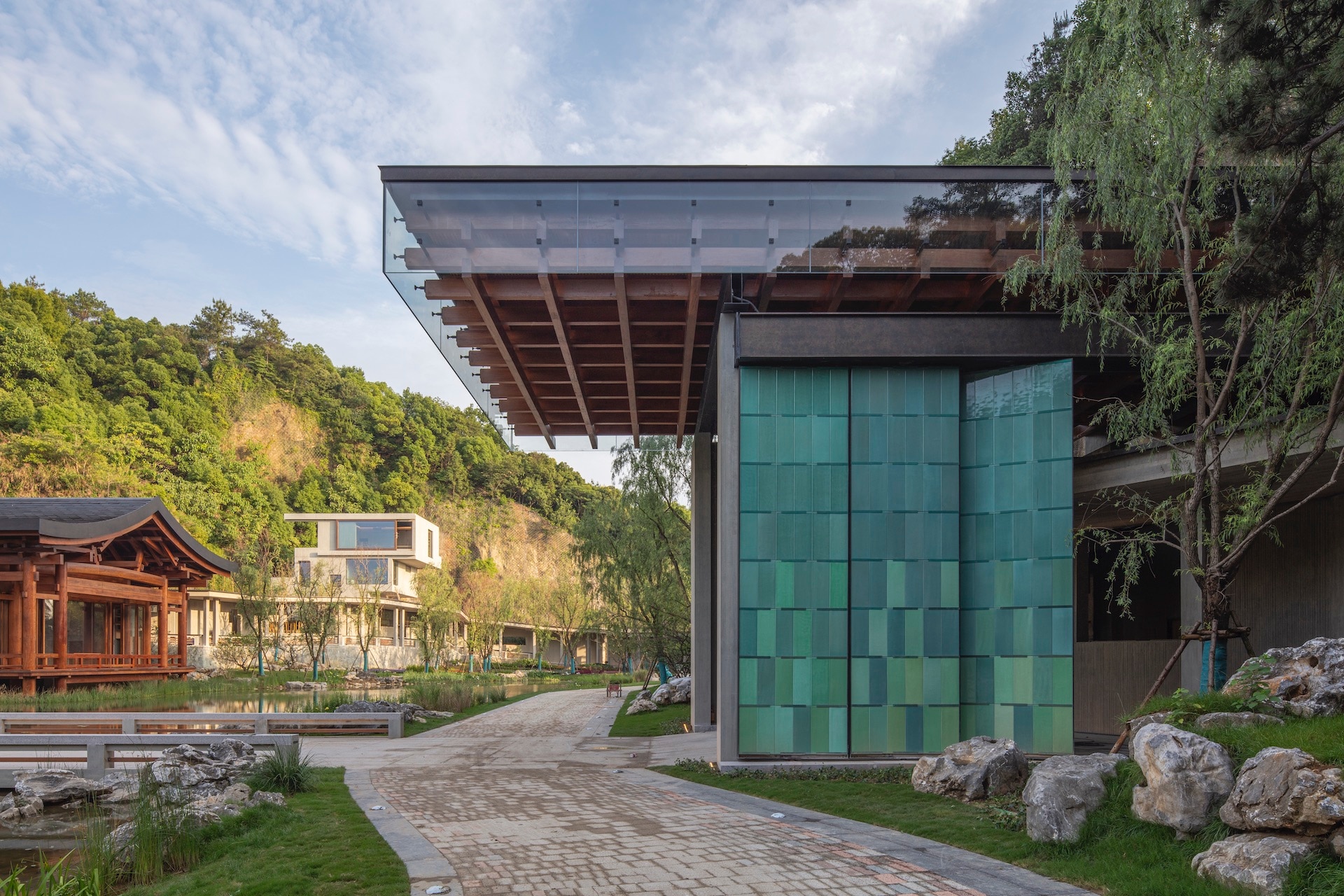 Hanzhou National Archives, an alternation of hills and bodies of water ...