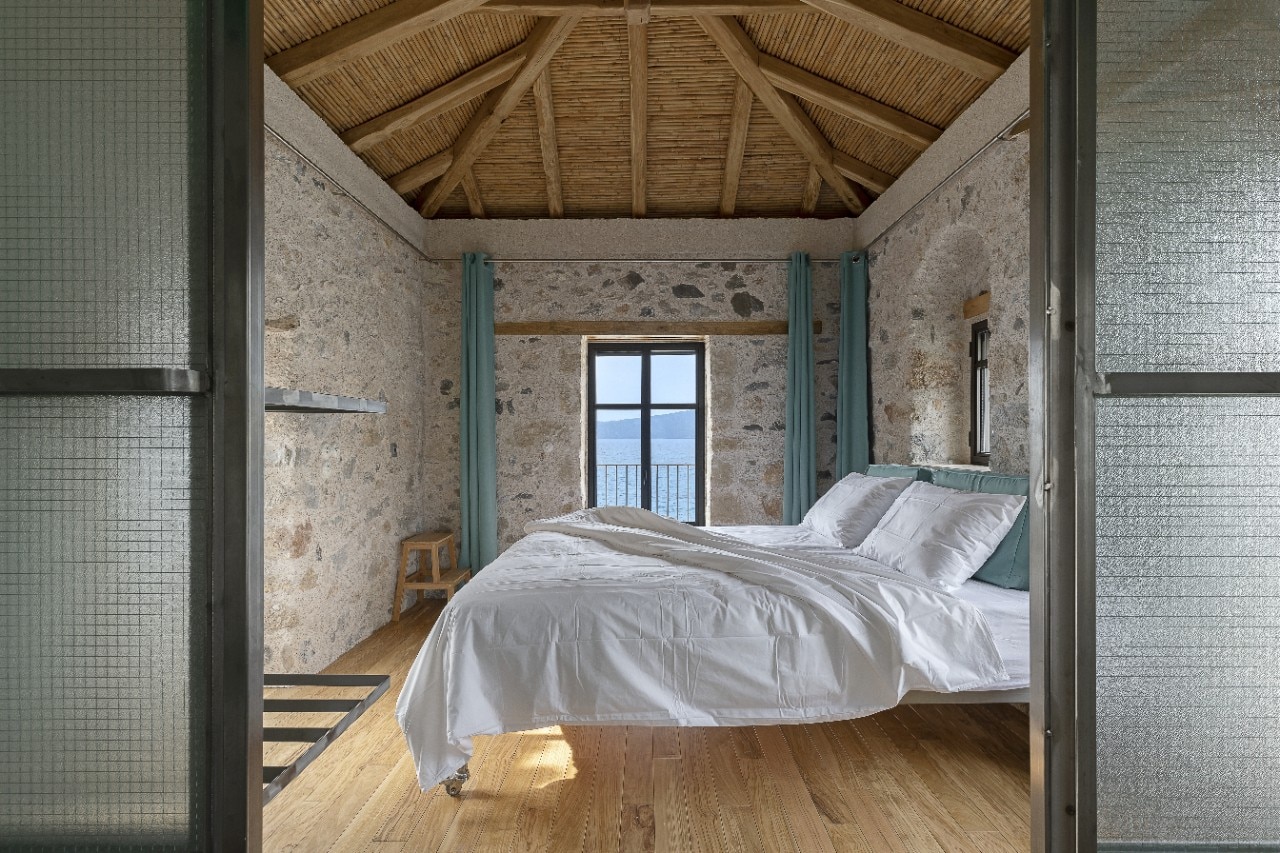 Una rovina trasformata in casa sulle coste della Grecia - Domus