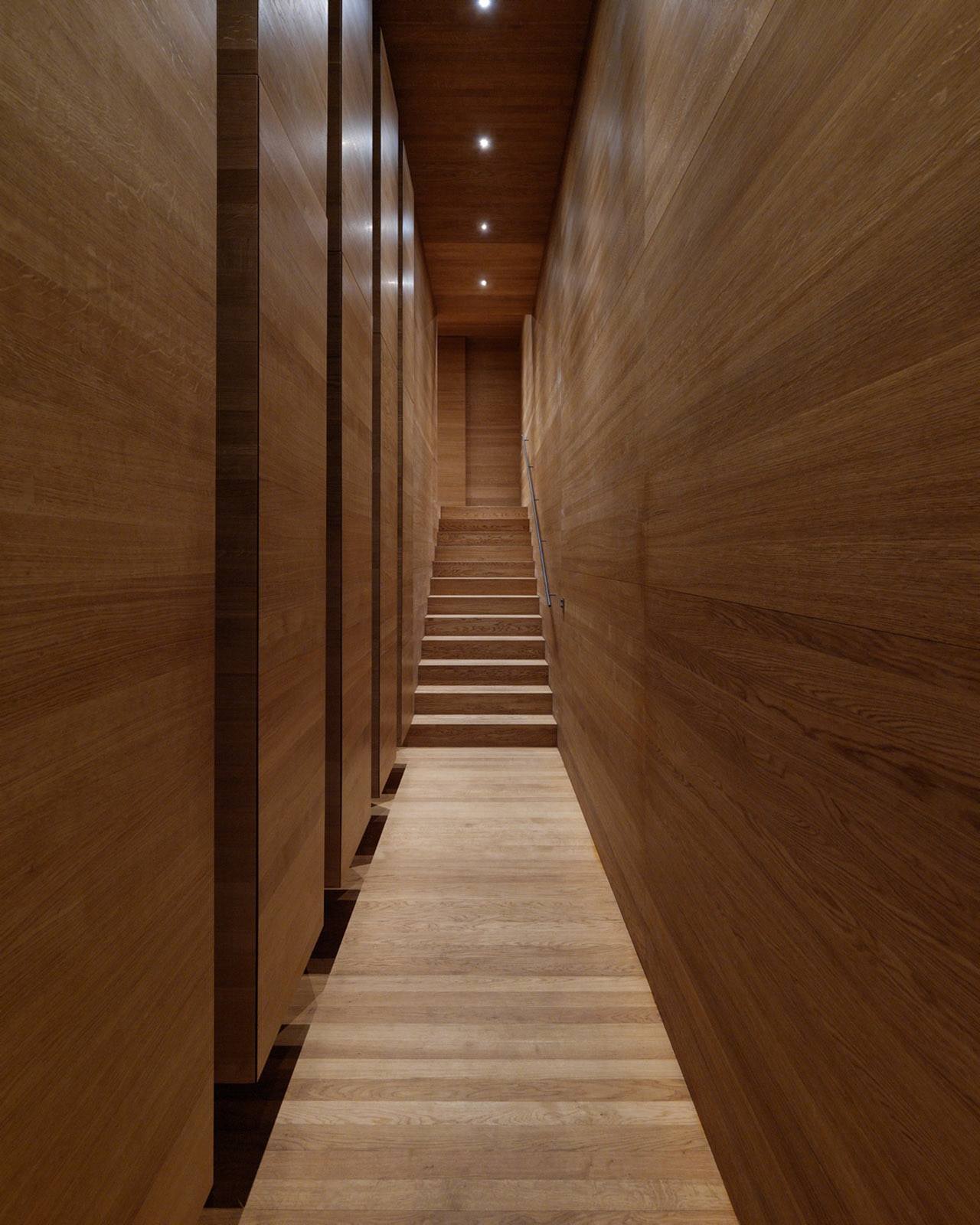 Una casa monolitica in cemento si confronta con le Alpi - Domus