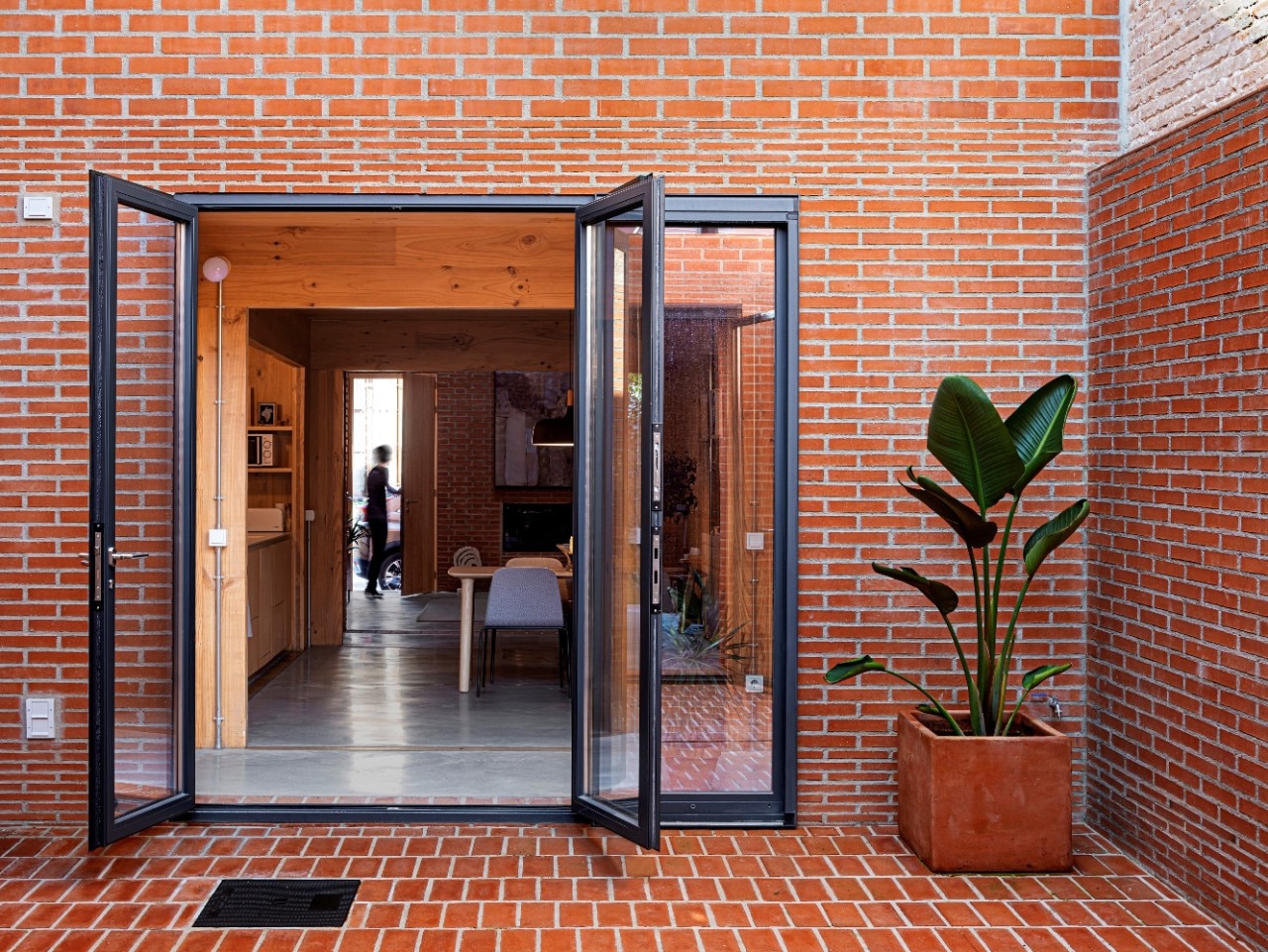 Full-height vertical volumes for a brick house in Catalonia - Domus