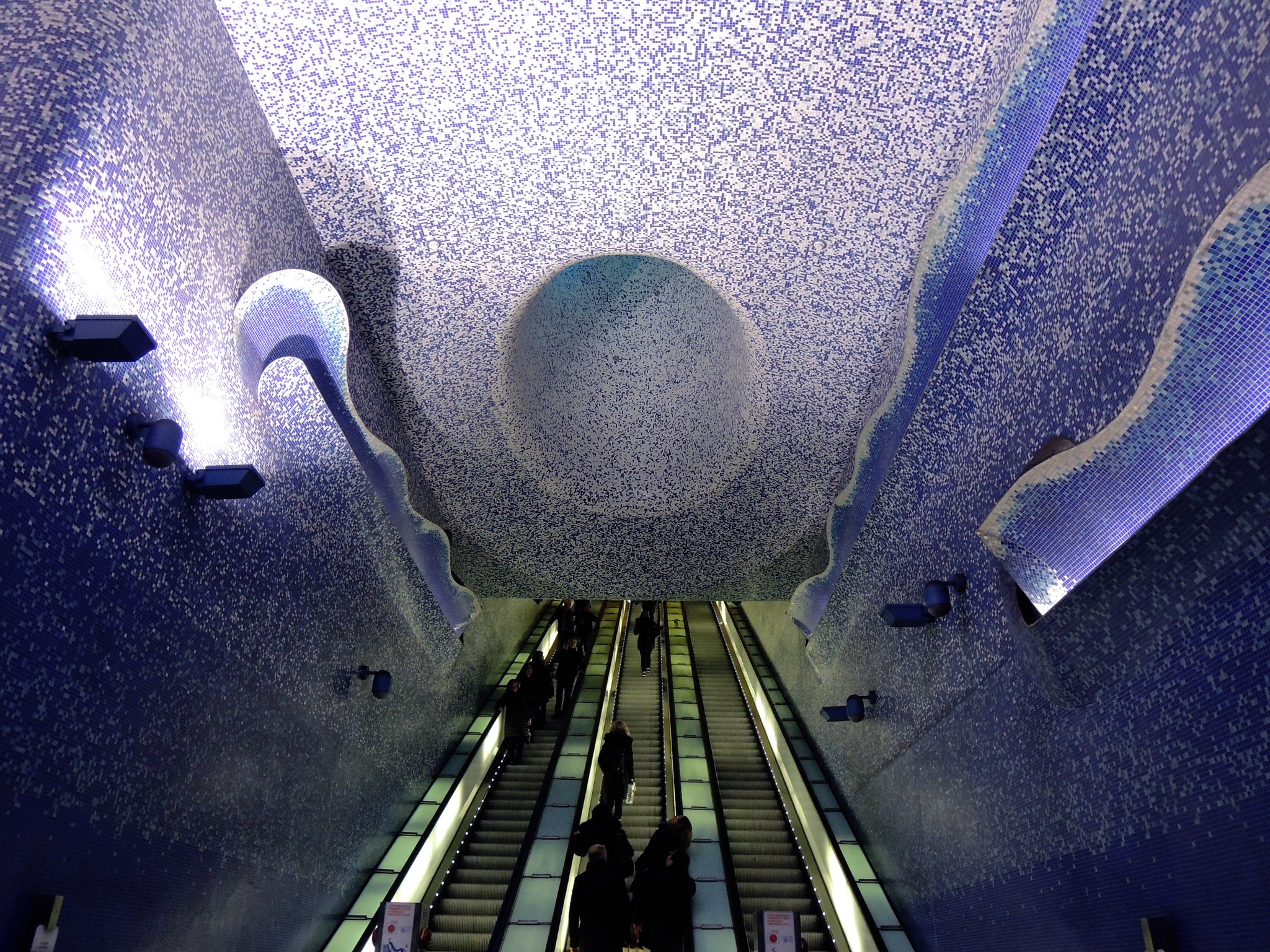 Designing subways, between visual identity and authorial expressions ...