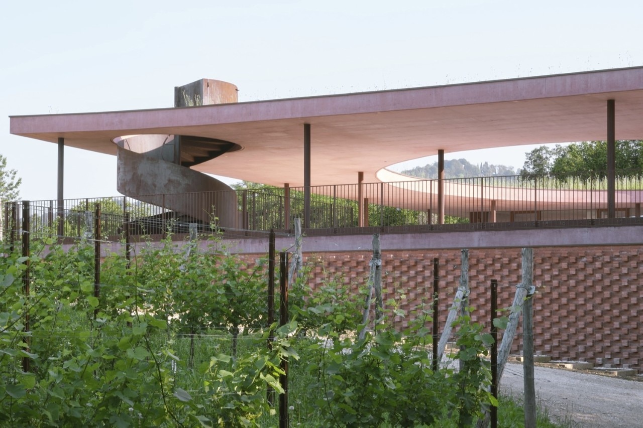 Una cantina dalle forme geometriche è specchio del territorio - Domus