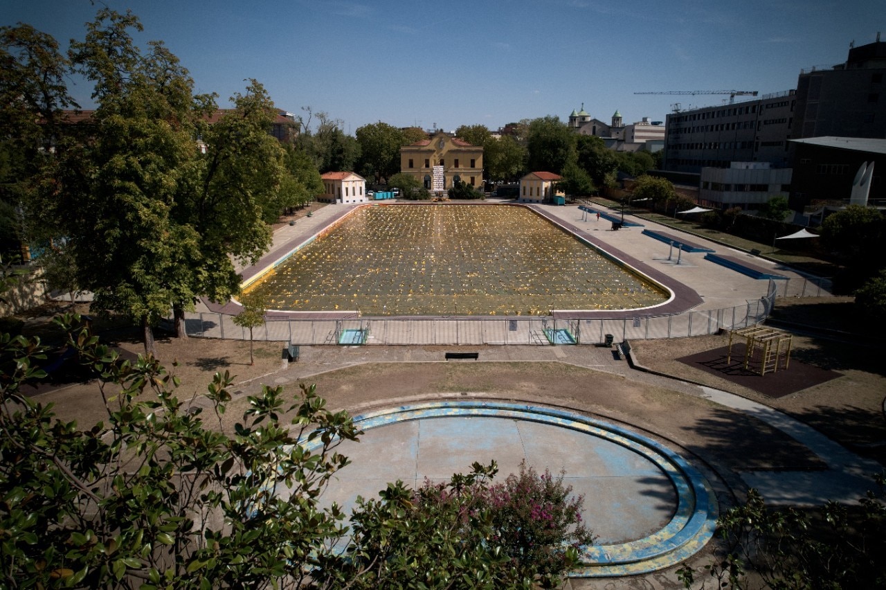Fondazione Trussardi, la mostra di Nari Ward in una storica piscina all ...