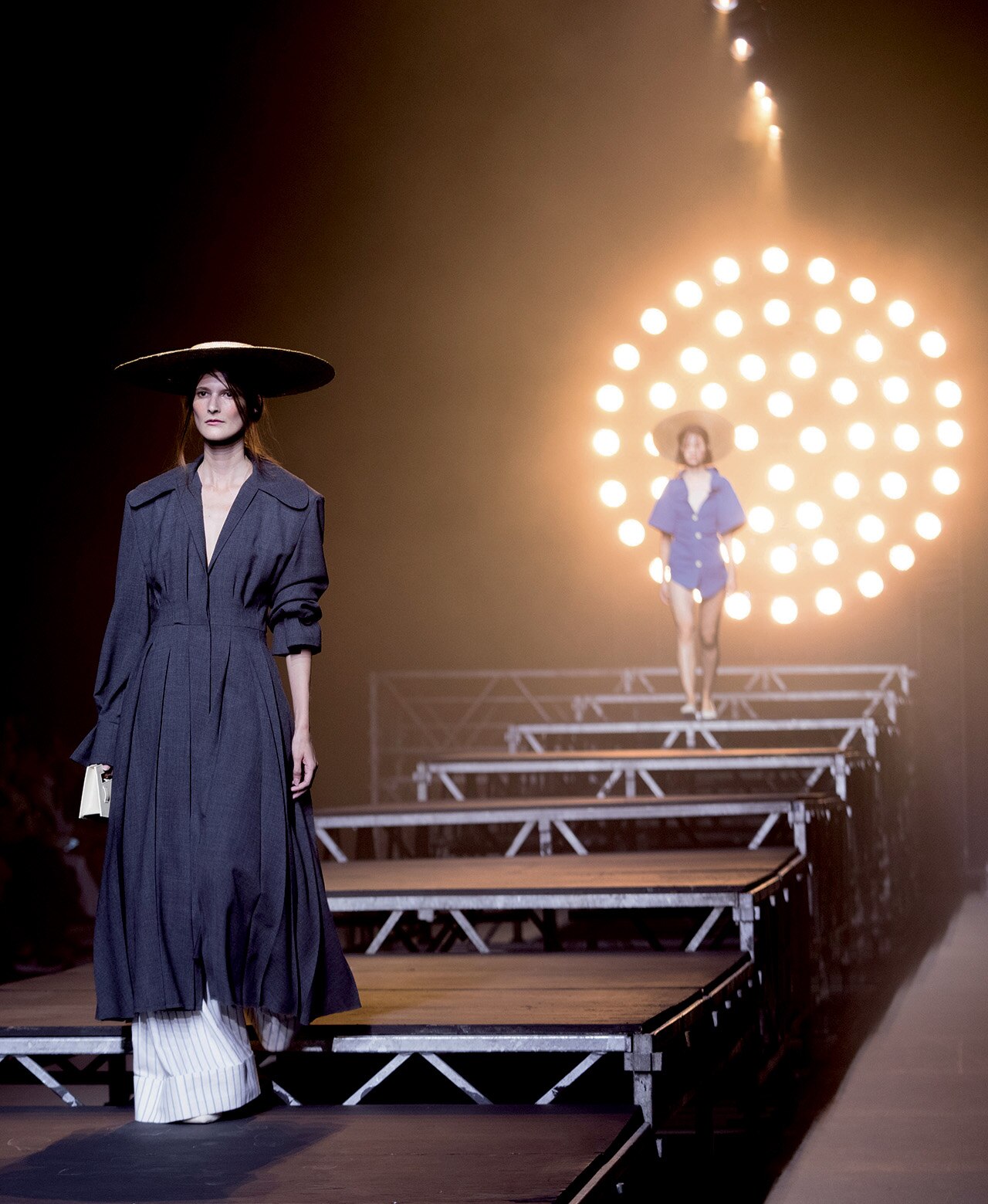 From the défilé to the fashion show: a book on the scenography of ...