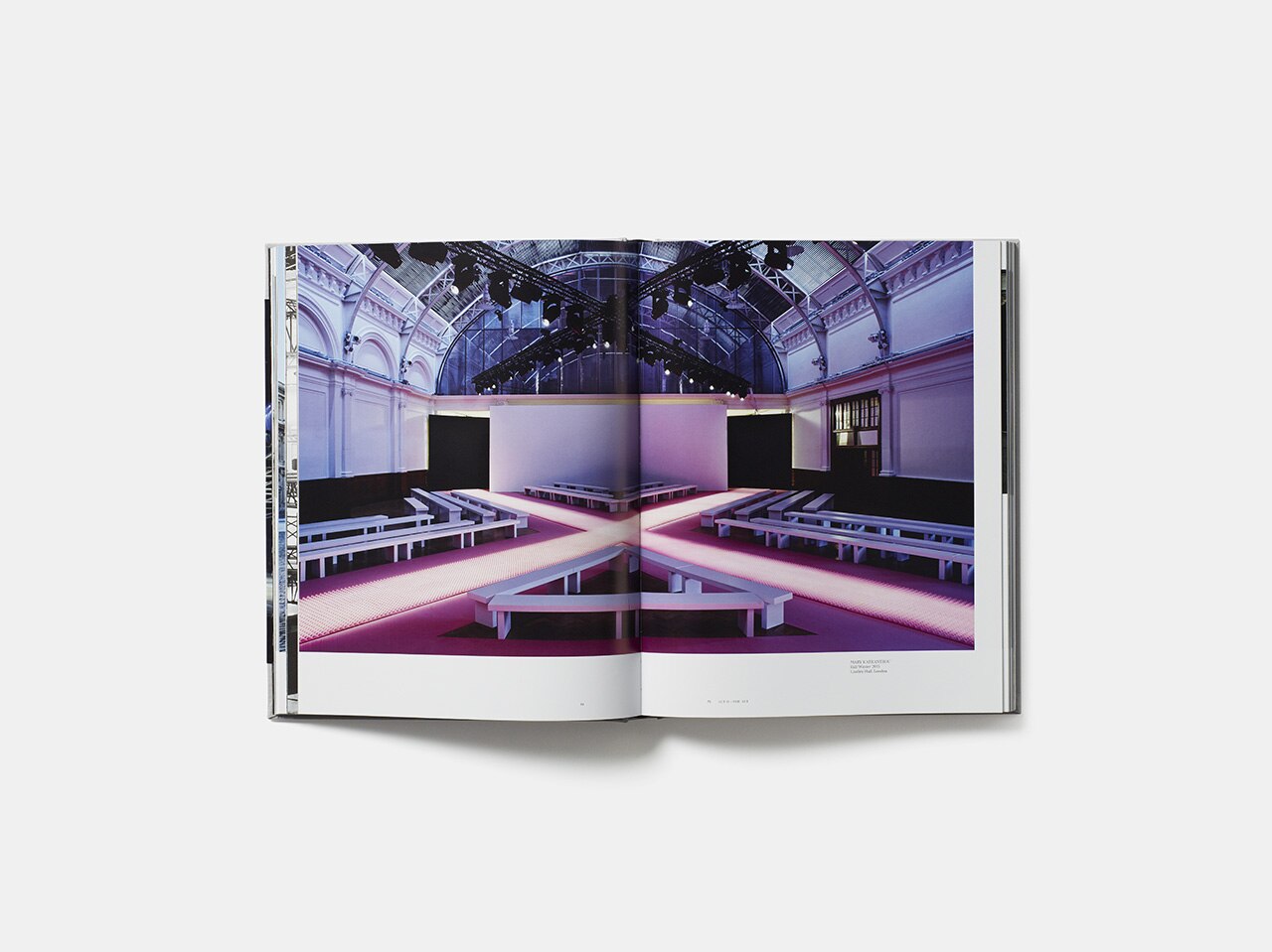 From the défilé to the fashion show: a book on the scenography of ...