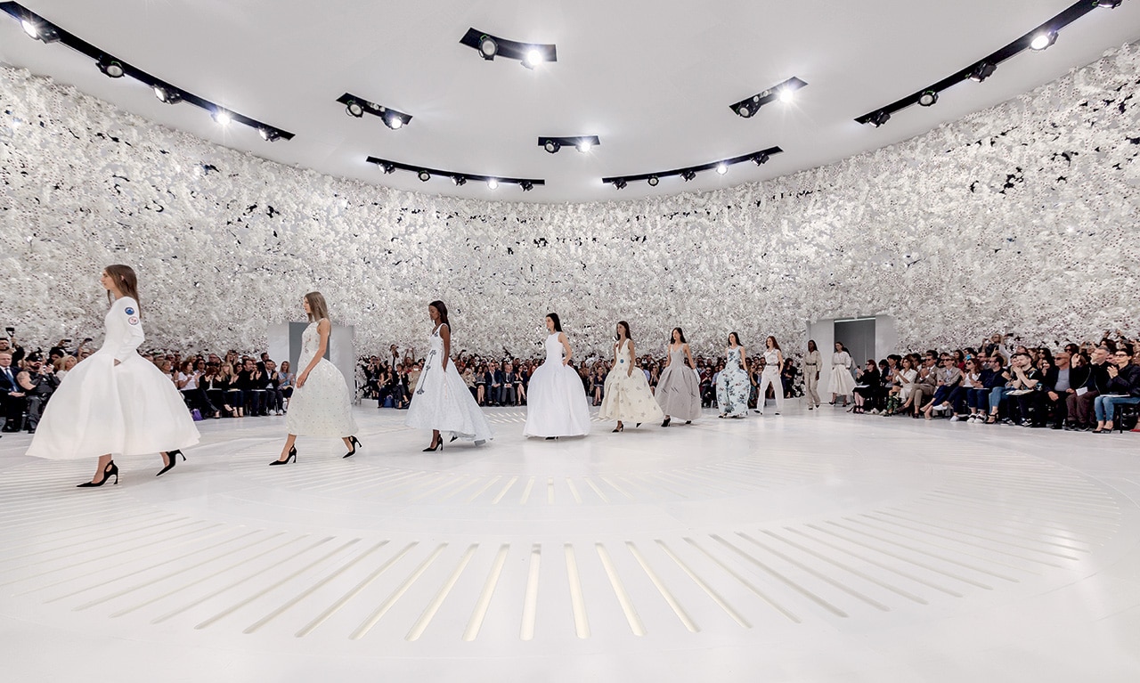 From the défilé to the fashion show: a book on the scenography of ...