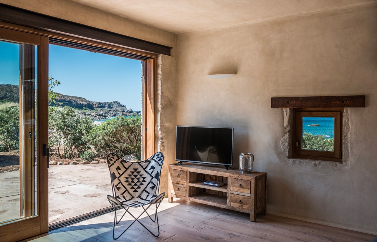 Crete. A house by the sea blending with the surroundings - Domus