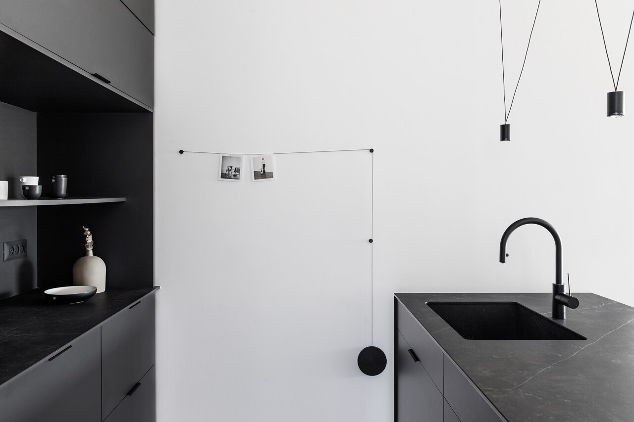 Tel Aviv. Yael Perry disegna un appartamento minimalista che si accende ...