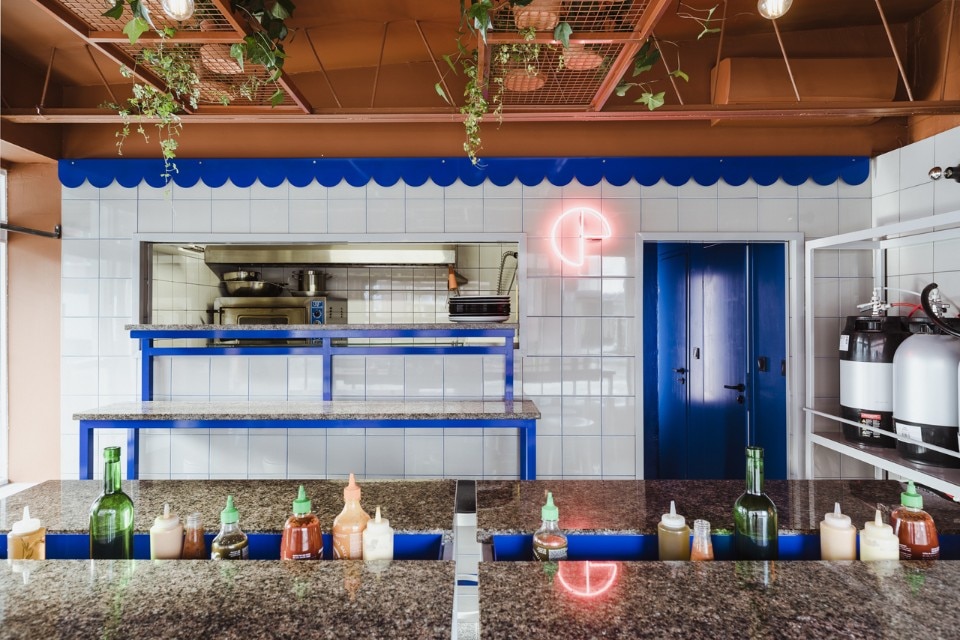 Blu, granito e terracotta omaggiano l’Italia in una mini-pizzeria ...