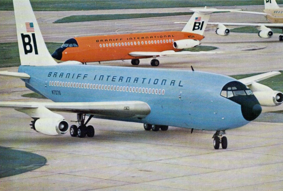 Braniff International Airways, between colorful planes and Emilio Pucci ...