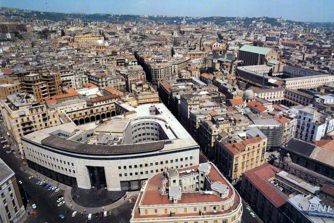 Il Palazzo delle poste a Napoli: un simbolo del razionalismo italiano ...