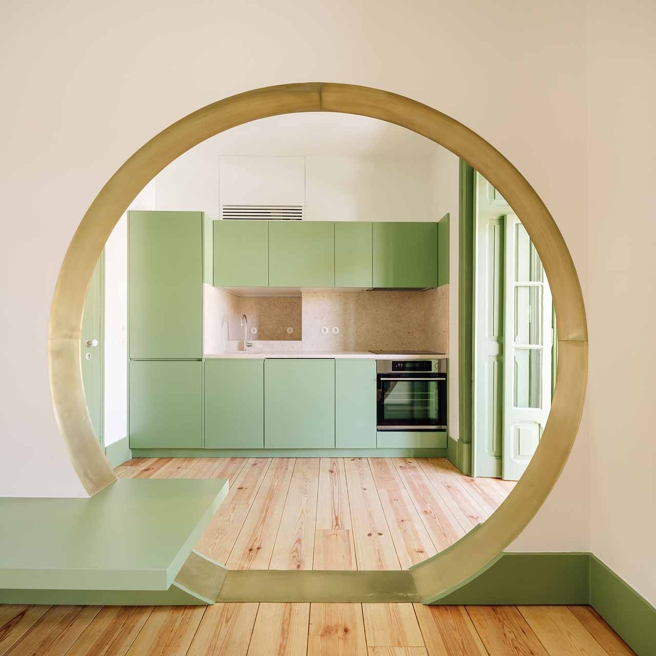 Manuel Tojal Architects ristruttura due appartamenti a Lisbona con ...