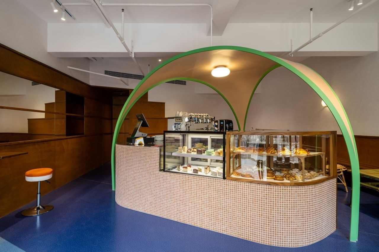 A vaulted, metallic structure in a café in Shanghai - Domus
