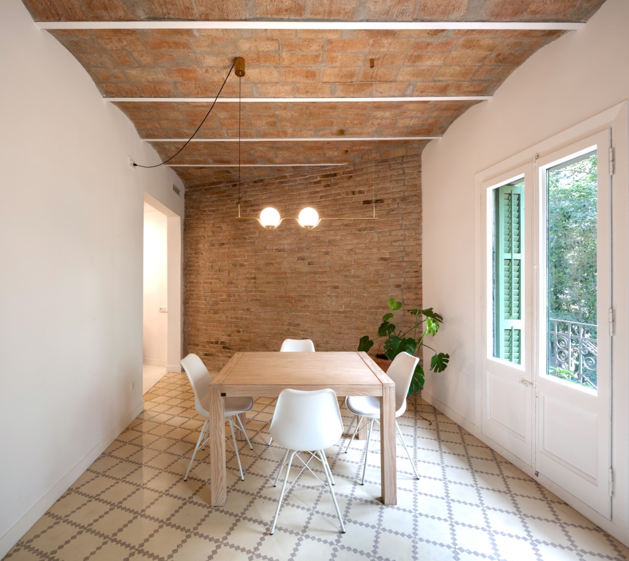 A narrow flat in Barcelona transformed into a versatile space - Domus