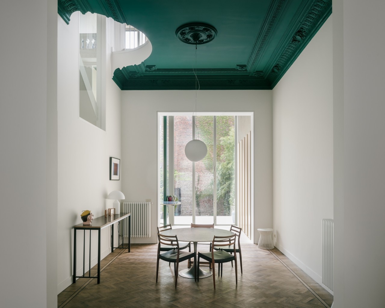 New visual carvings valorize a 19th century house in Antwerp - Domus
