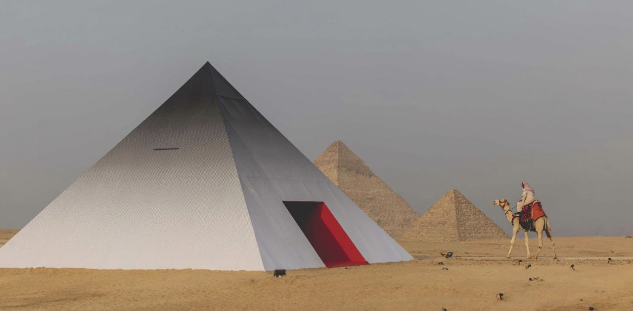 A Giza c’è una nuova piramide: la cabina fotografica di JR - Domus