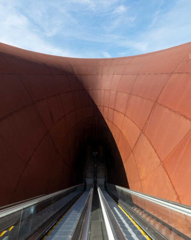 Anish Kapoor ha creato una stazione della metropolitana a Napoli ...