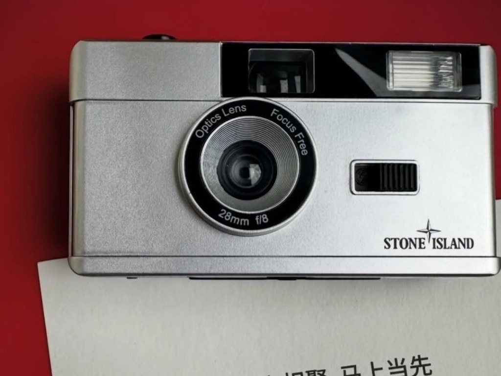 Stone Island distributes a 10-dollar analog camera to Chinese VIPs