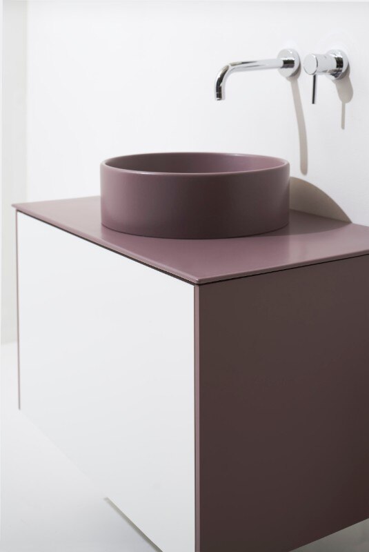 Un arredo bagno personalizzabile con piano e lavabi colorati - Domus