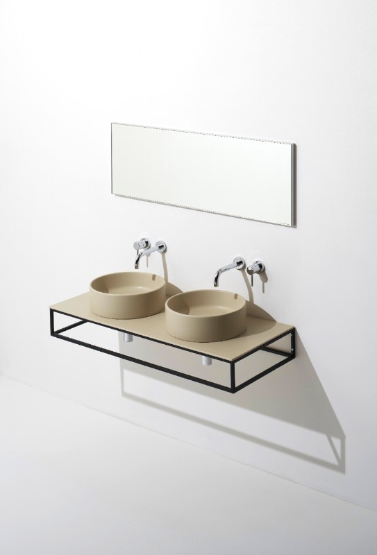 Un arredo bagno personalizzabile con piano e lavabi colorati - Domus