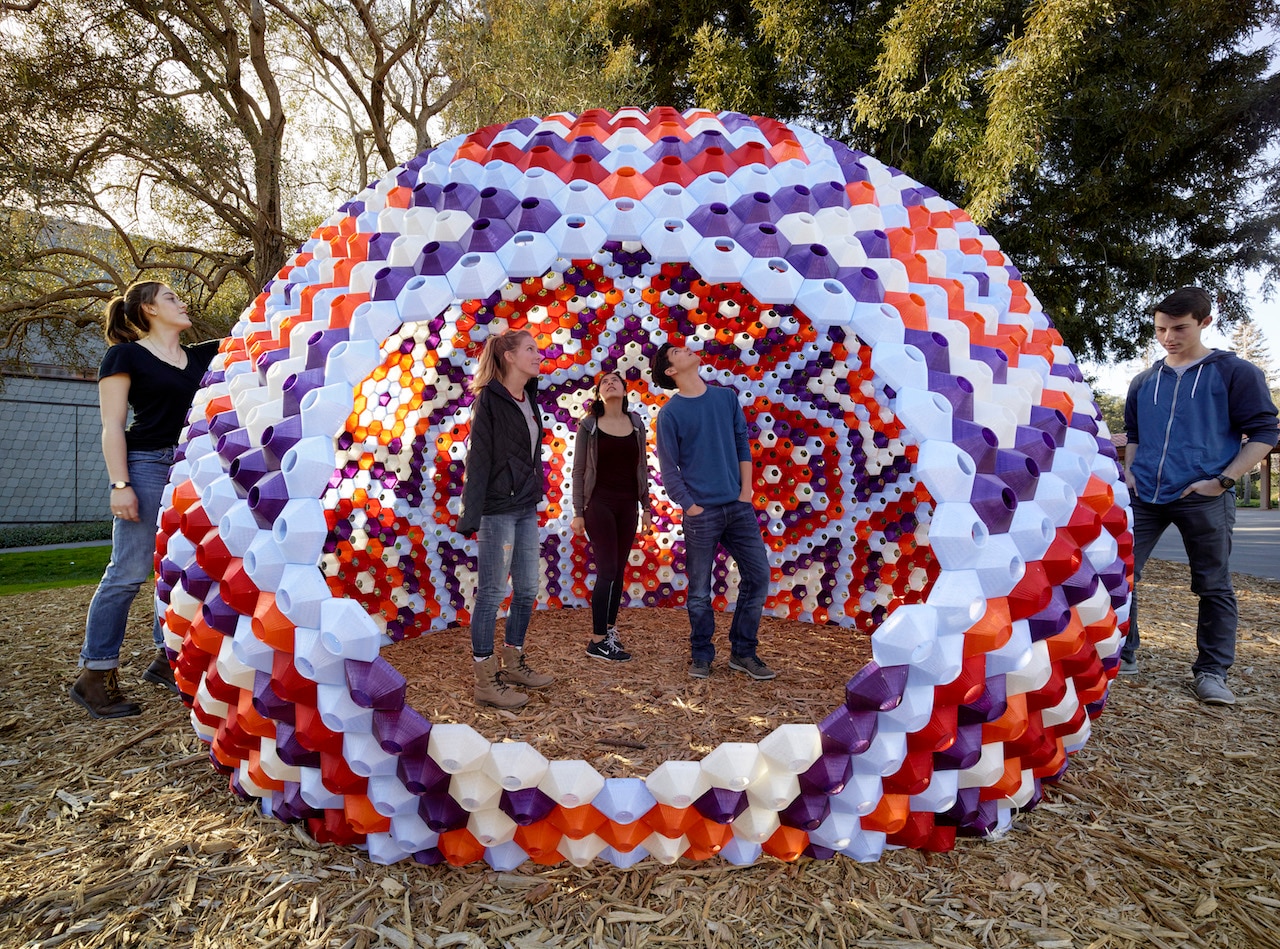 High-tech collective tools. Five projects between high-tech geometric ...